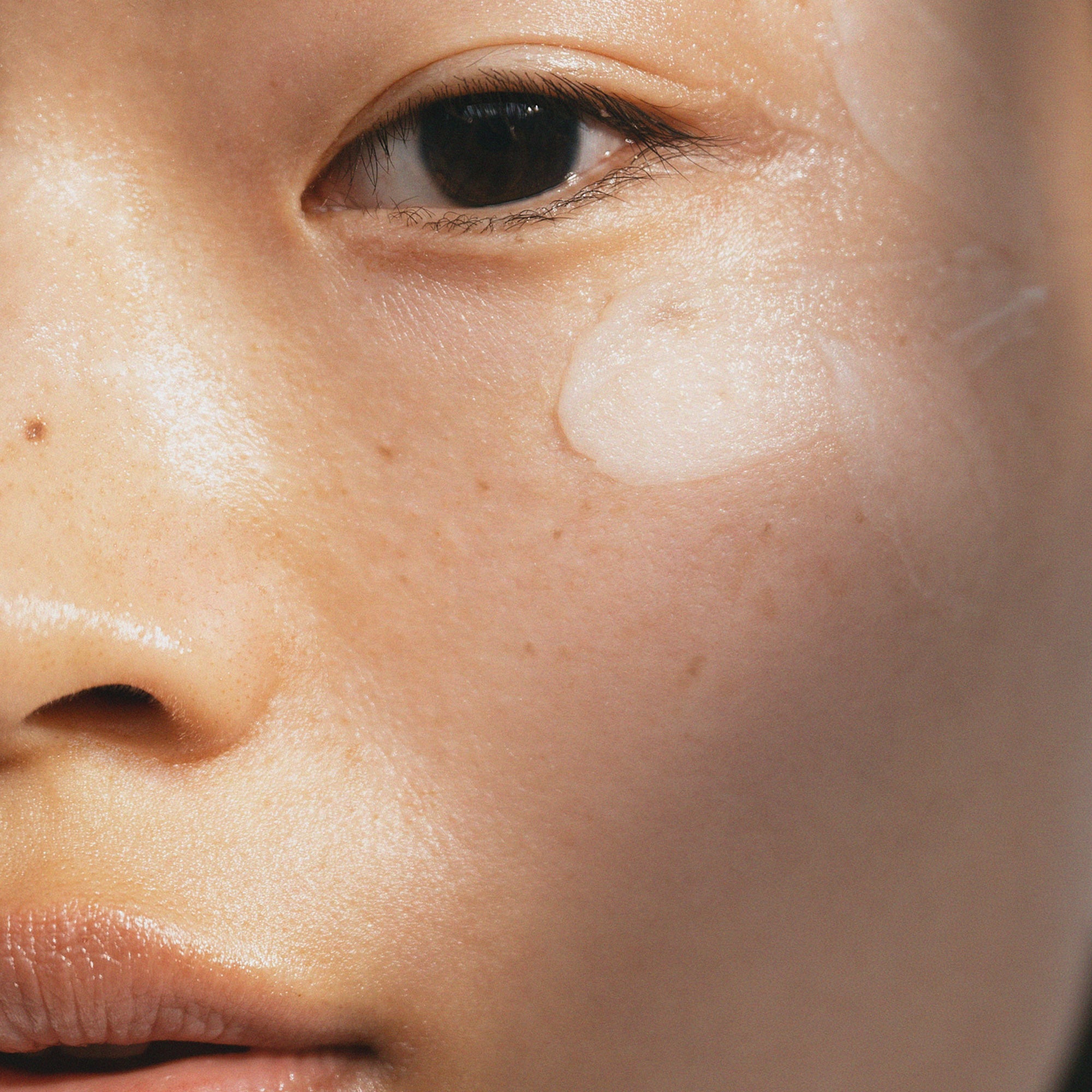 Sådan tilpasser du din hudpleje til sæsonen – woods_ copenhagen